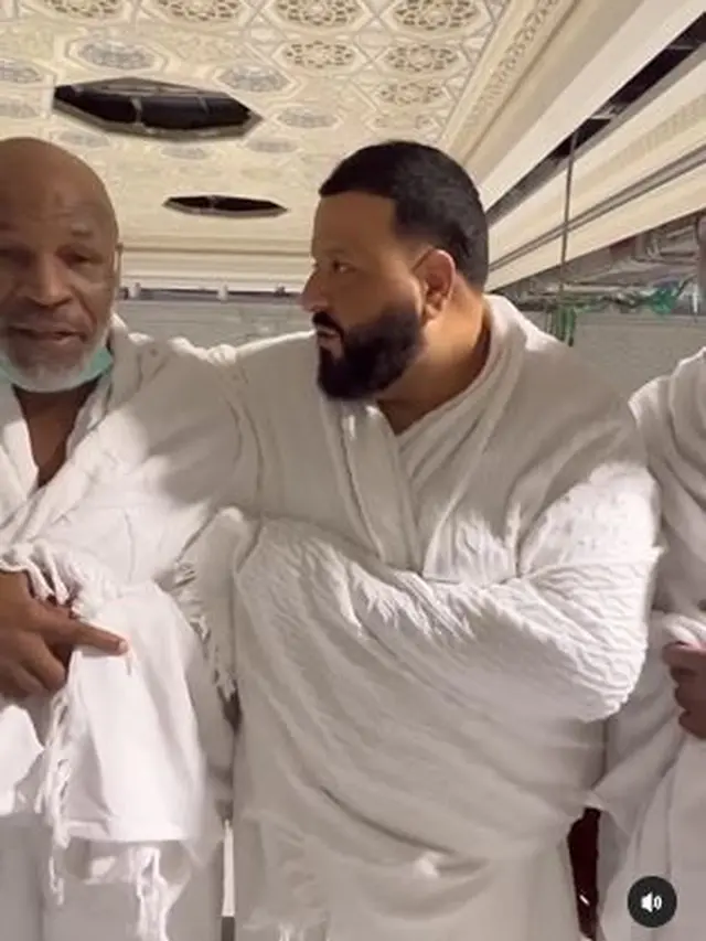 6 Potret Haru DJ Khaled dan Mike Tyson Jalani Umrah, Menangis di Depan ...