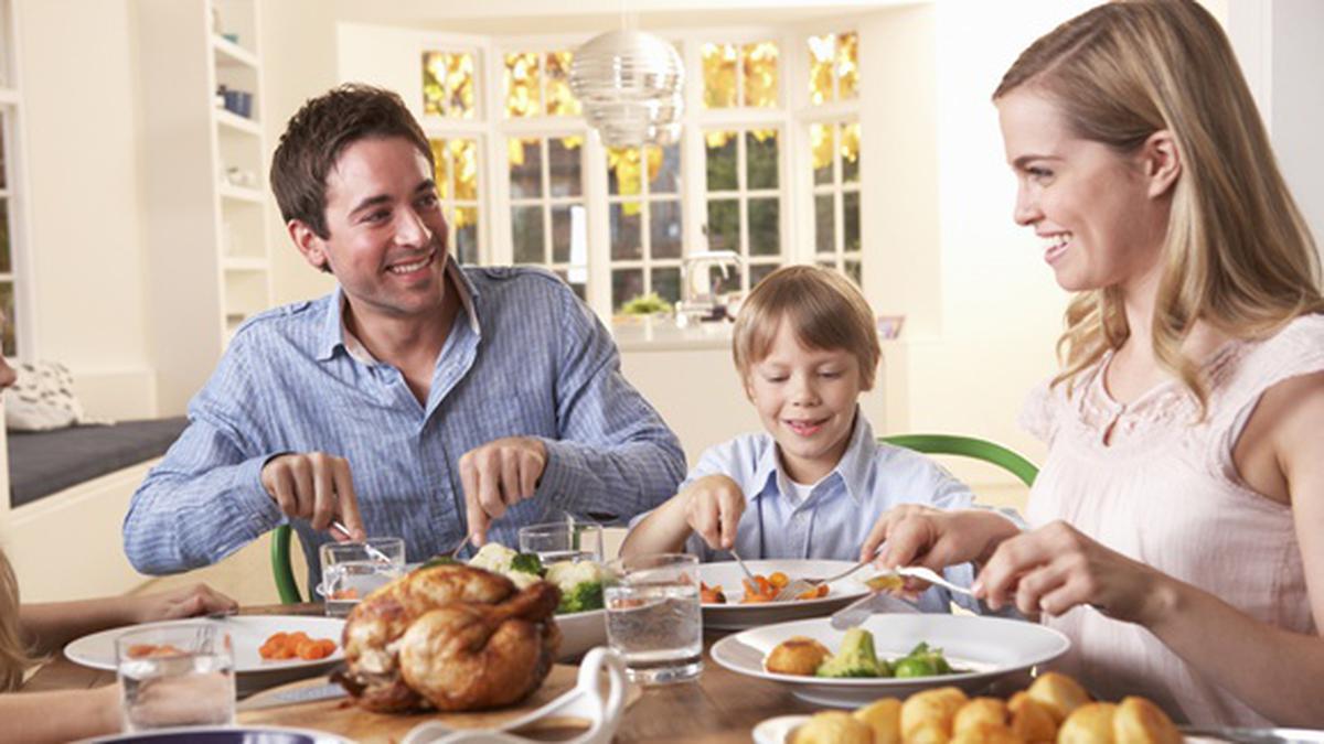 Pentingnya Makan Bersama Keluarga di Rumah - Parenting Fimela.com