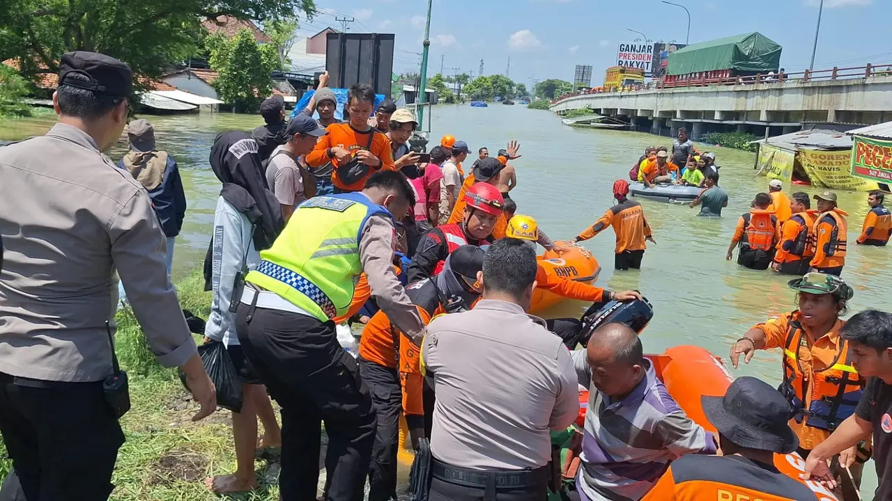 Banjir Demak Makin Meluas, Ribuan Warga Dievakuasi ke Kudus - Regional Liputan6.com