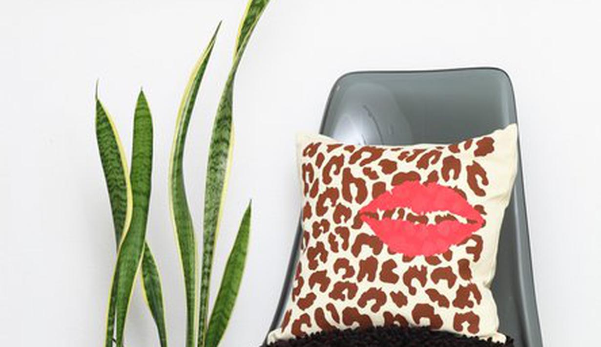 Berbagai Inspirasi Bantal Sofa Cantik Untuk Rumah Anda - Photo Fimela.com
