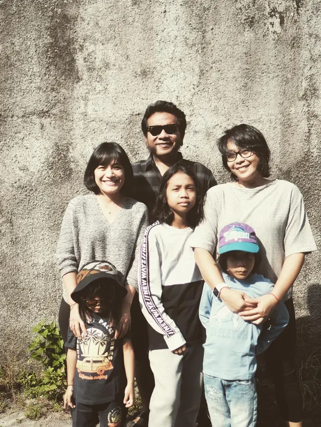 Tampil Akrab, Ini 7 Potret Kompak Kedua Istri Erix Soekamti - Hot ...