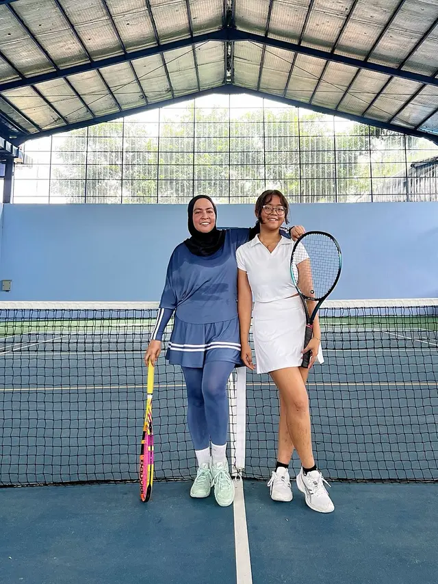 6 Potret Cinta Kuya Ajak Pacar Bule Main Tenis Bareng Keluarga ...