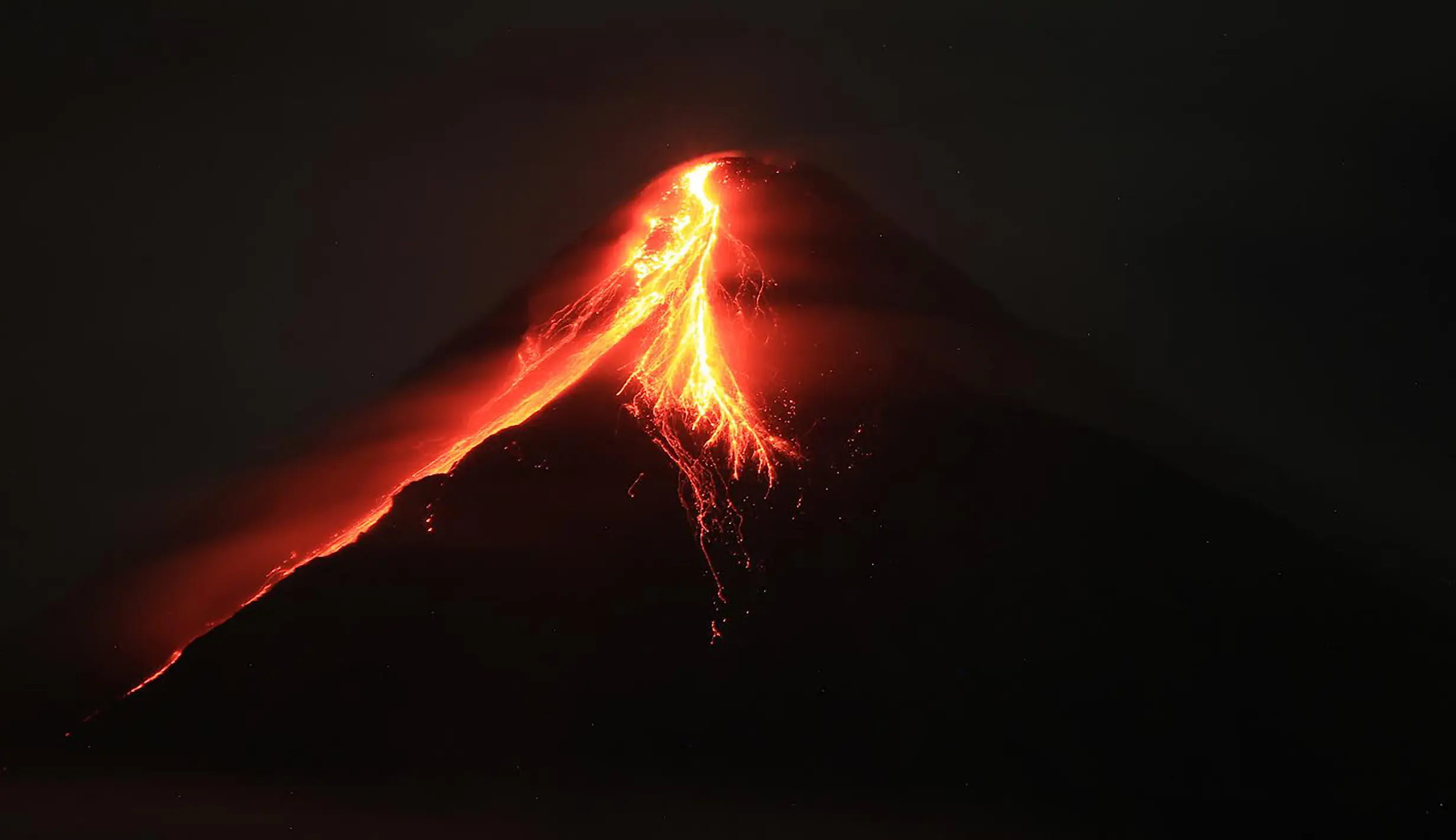 Penampakan Gunung Berapi Paling Aktif di Filipina Muntahkan Lava - Foto ...