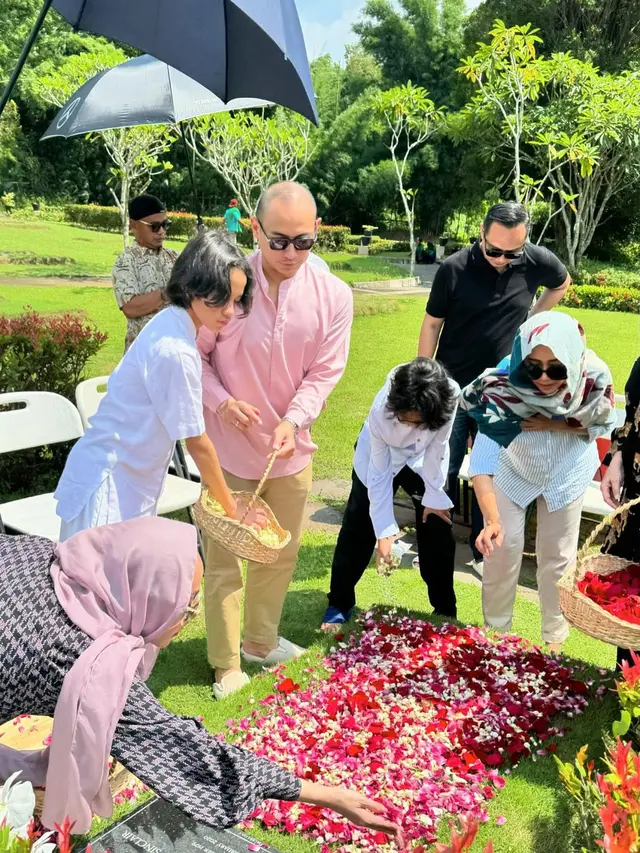 6 Potret Tiko Aryawardhana Menemani BCL dan Noah Sinclair Ziarah ke Makam Ashraf Sinclair di ...