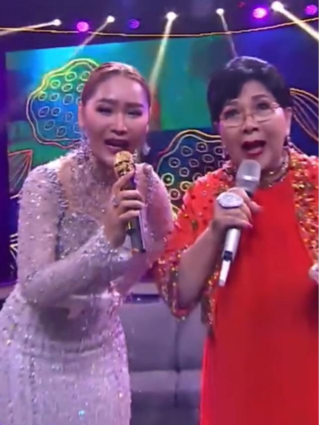 6 Potret Inul Daratista Melayat ke Rumah Duka Titiek Puspa, Ungkap ...