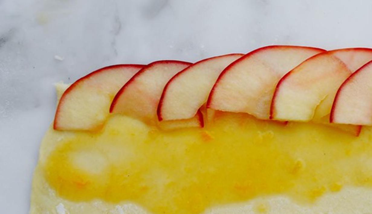 Dessert Lezat Bentuk Mawar Dari Buah Apel Segar - Photo Fimela.com