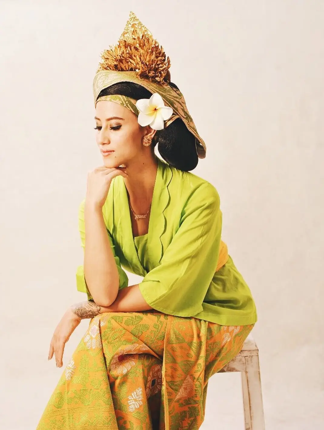 Potret Janissa Pradja Istri Mike Lewis Pakai Kebaya, Blasteran Jawa ...