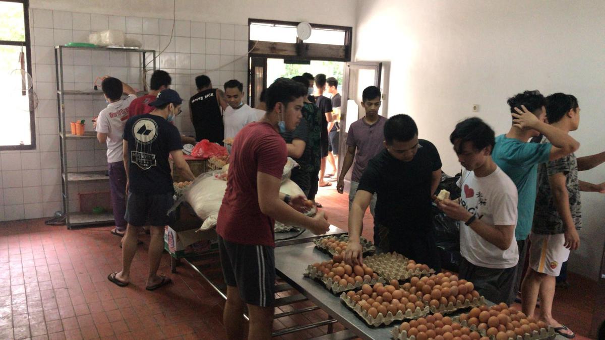 Keceriaan WNI ABK World Dream Saat Jadi Koki di Pulau Sebaru Kecil ...