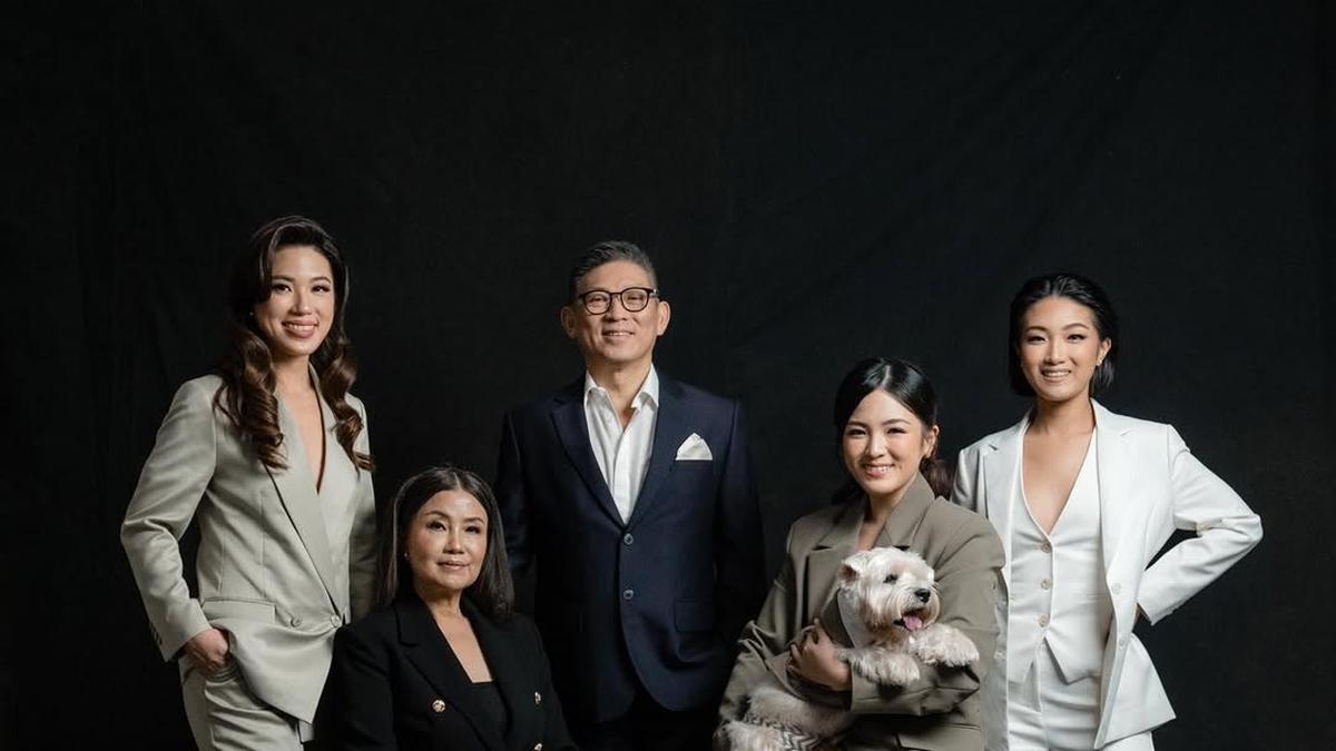 8 Potret Keluarga Tandra, Besan Hotman Paris yang Tak Kalah Mentereng - Hot Liputan6.com