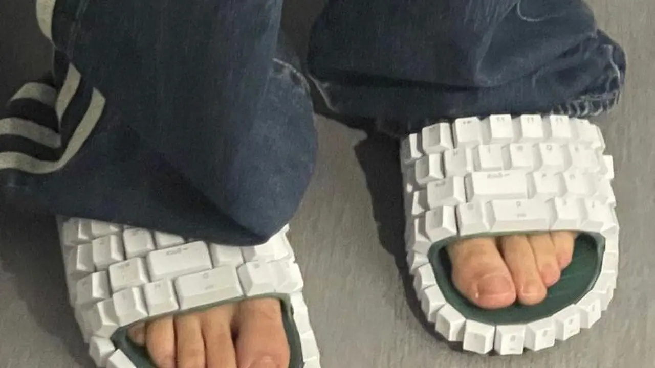 Viral Seniman Indonesia Bikin Bra dari Keyboard Bekas, Laris Sampai ke ...