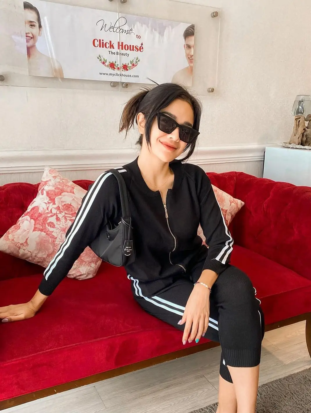 Modis dan Stylish, Begini Gaya Andi Annisa Iasyah Pakai Kaca Mata Hitam ...