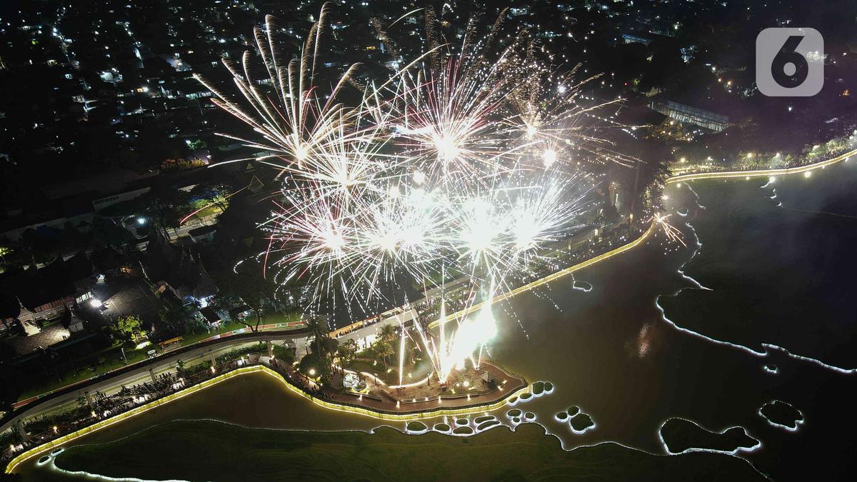 Pesta Kembang Api Sambut Tahun Baru 2023 di TMII - Foto Liputan6.com