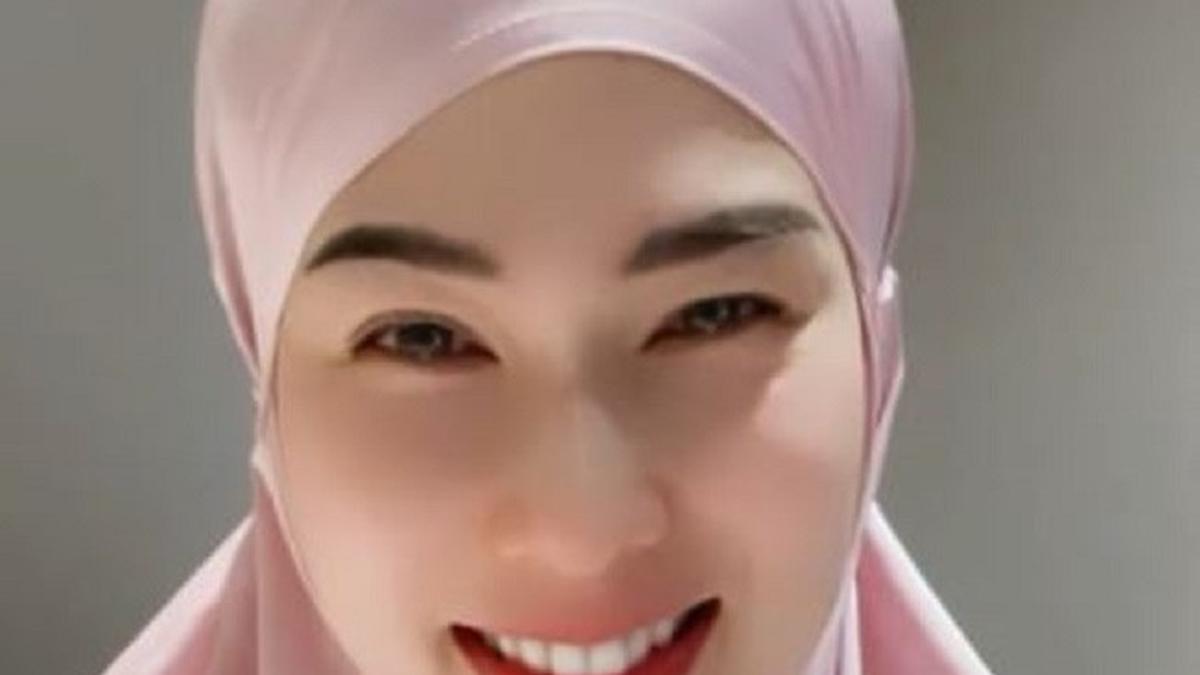 Mantan Istri Samuel Rizal Unggah Foto Memakai Mukena, Suami: Sudah ...