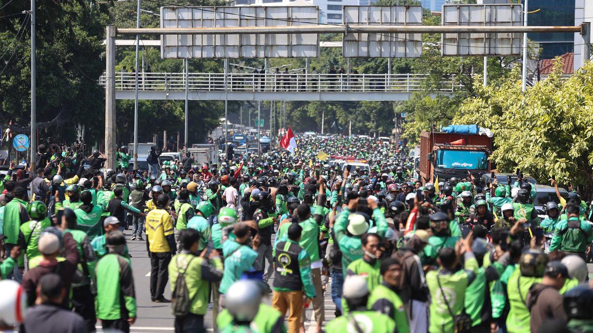 Ribuan Ojol Iringi Pemakaman Affan Kurniawan di TPU Karet Bivak