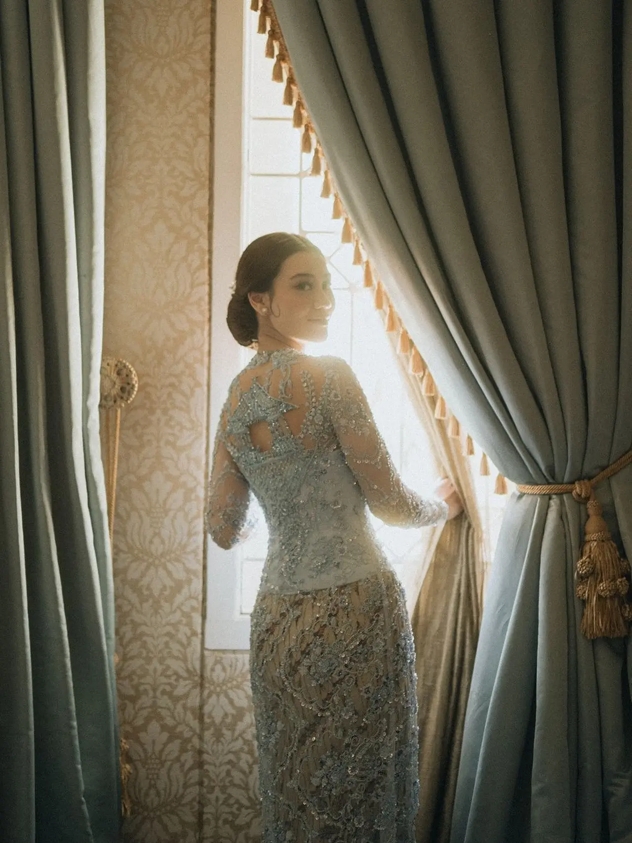 6 Potret Anggunnya Aaliyah Massaid Kenakan Kebaya Baby Blue saat Terima Lamaran Thariq ...