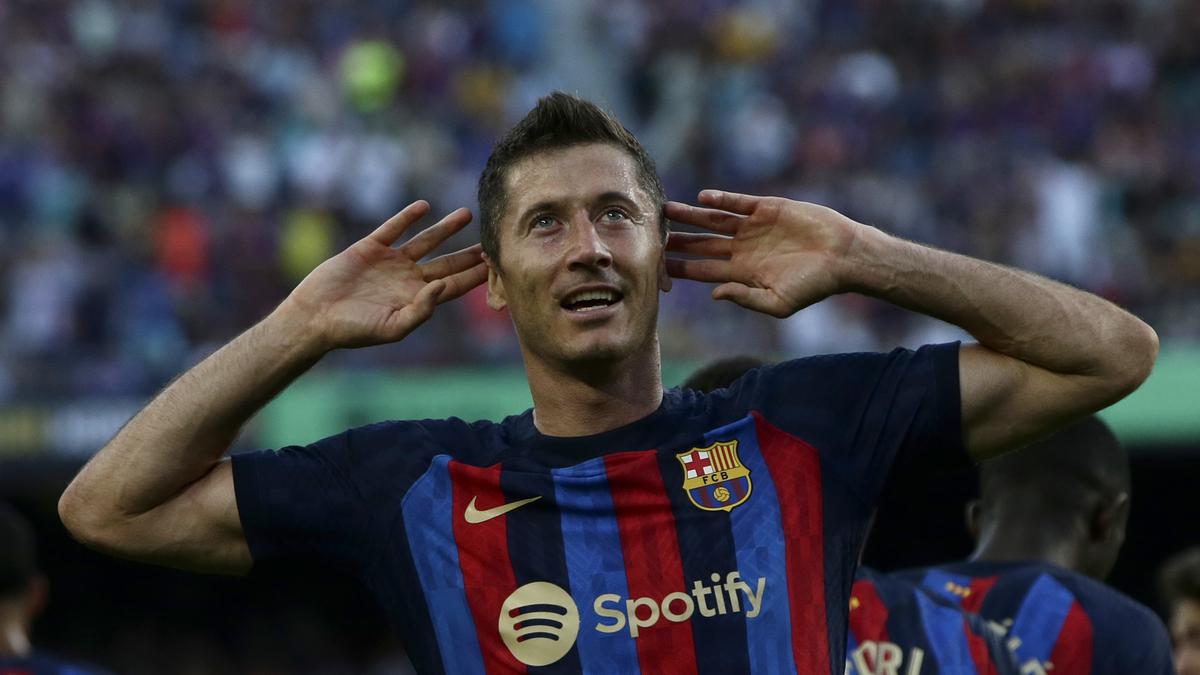 Robert Lewandoski Dua Gol, Barcelona Lumat Real Valladolid - Foto ...