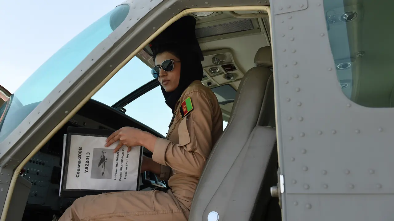 Kisah Pilot Wanita Pertama Afghanistan Niloofar Rahmani Pernah Diancam ...