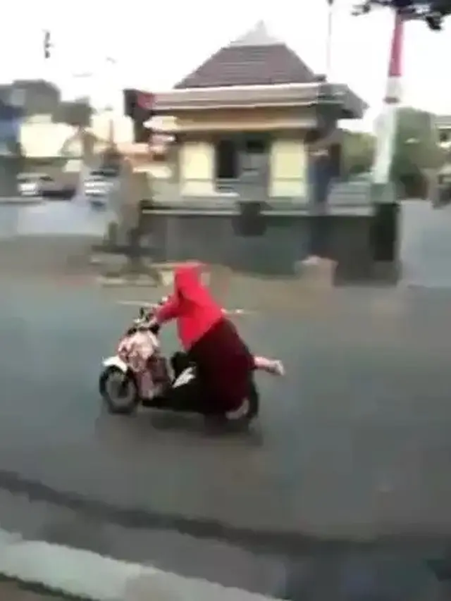 6 Tingkah Nyeleneh Emak-Emak Naik Motor, Bukti Ratu Jalanan - Hot Liputan6.com