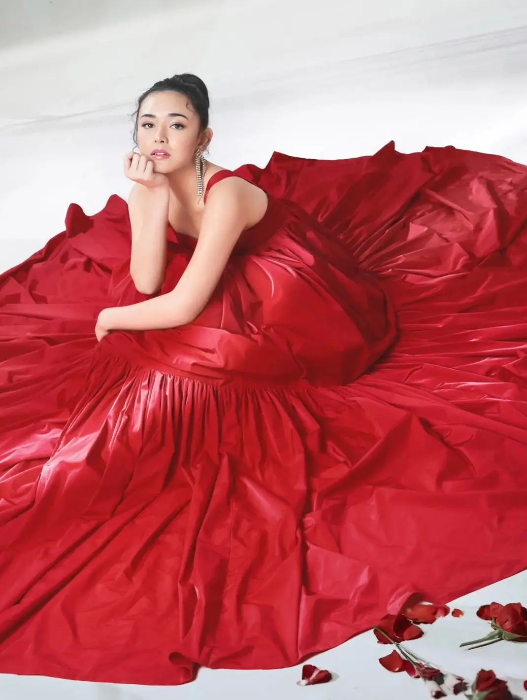 6 Penampilan Totalitas nan Menawan Amanda Manopo saat Photoshoot, Ada ...