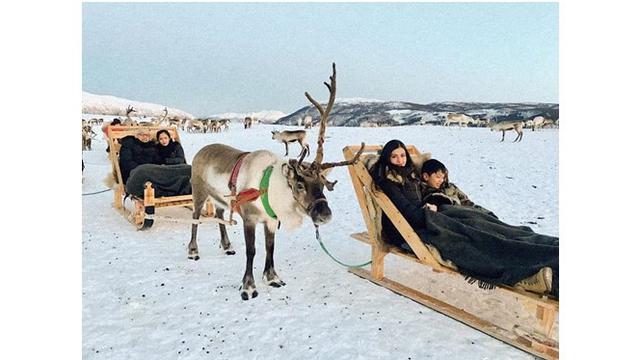 Naik Kereta Rusa, Ini 7 Potret Liburan Bunga Zainal Bak di Negeri ...