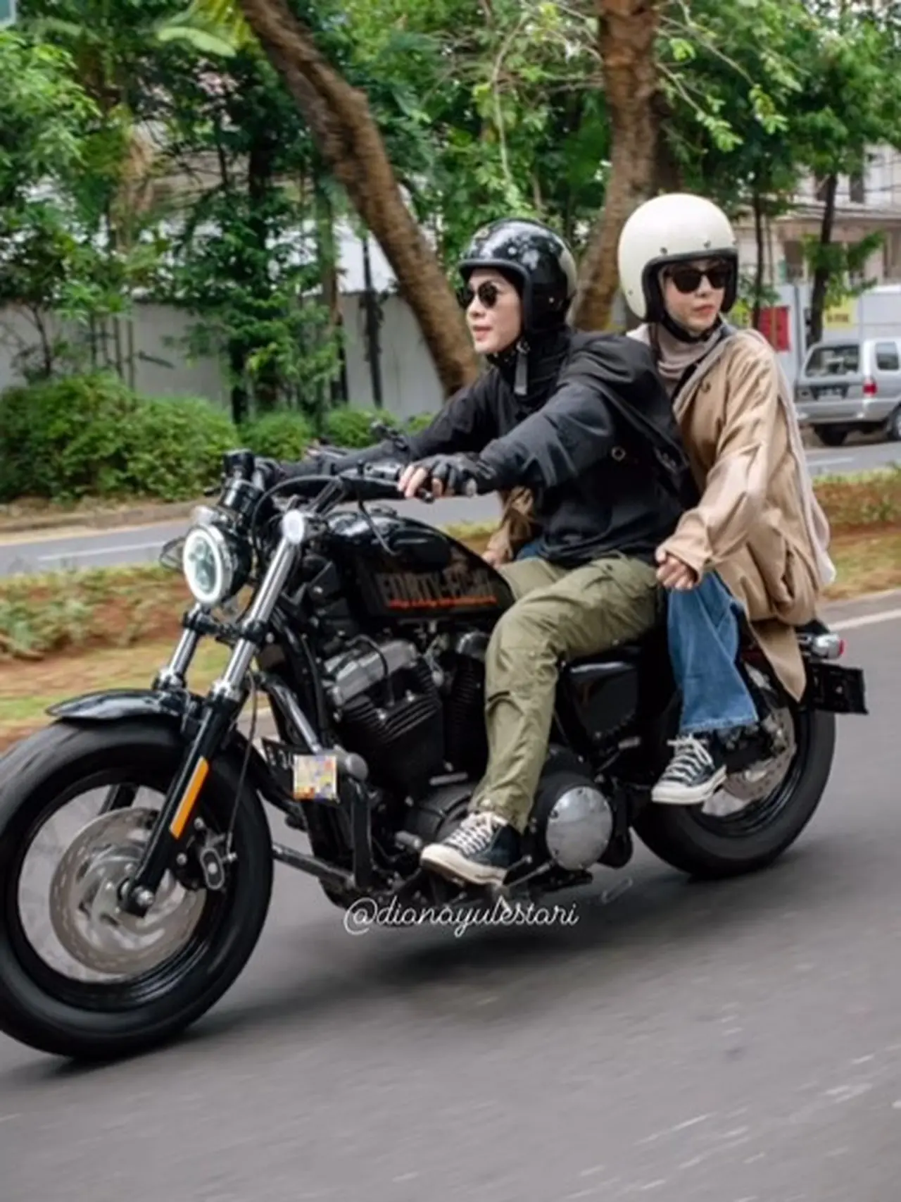 8 Potret Dian Ayu Lestari Boncengin Natasha Rizki, Gayanya Keren Banget