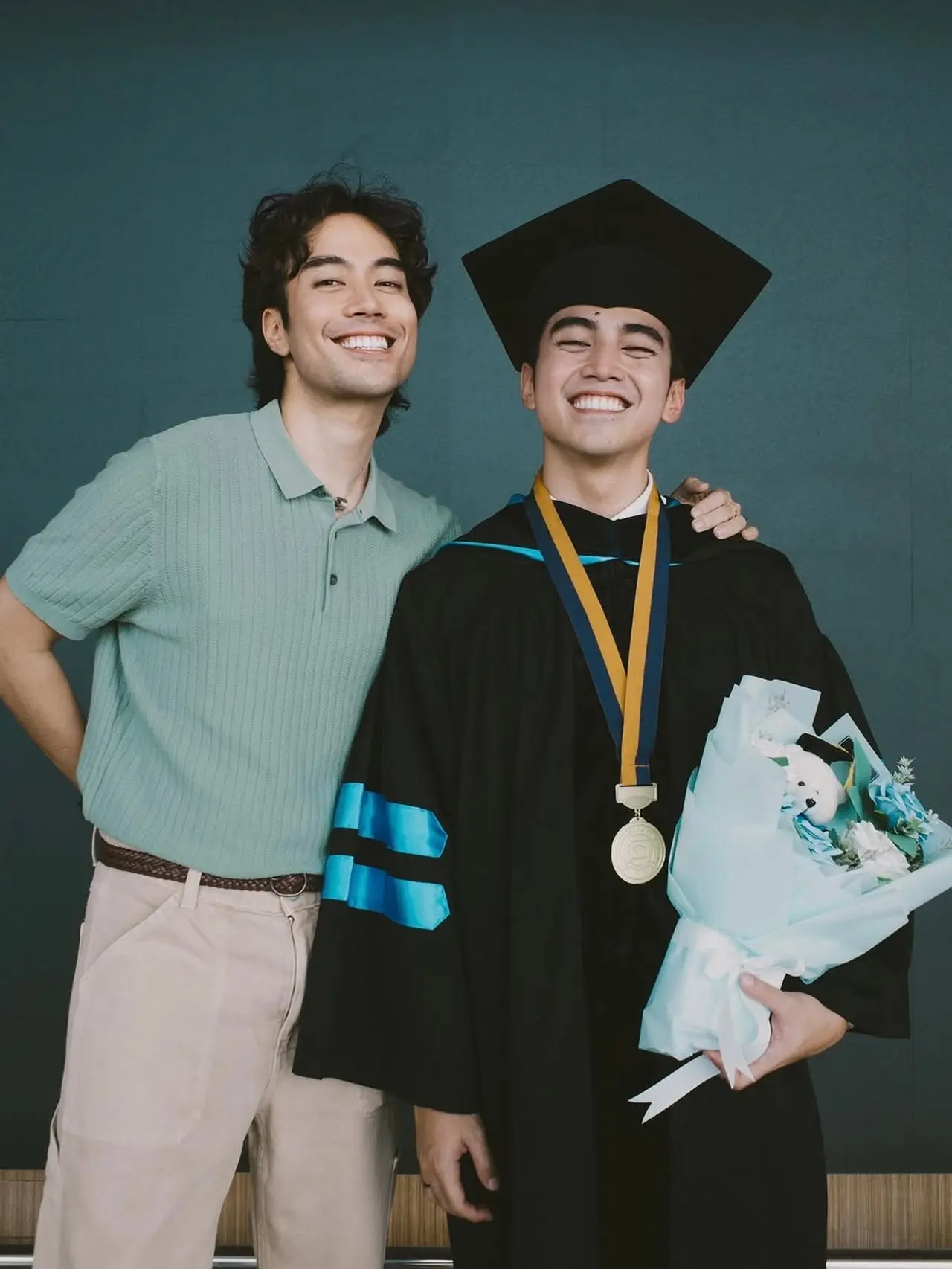 6 Potret Wisuda Vadi Akbar Adik Vidi Aldiano, Raih Gelar Master - Hot ...