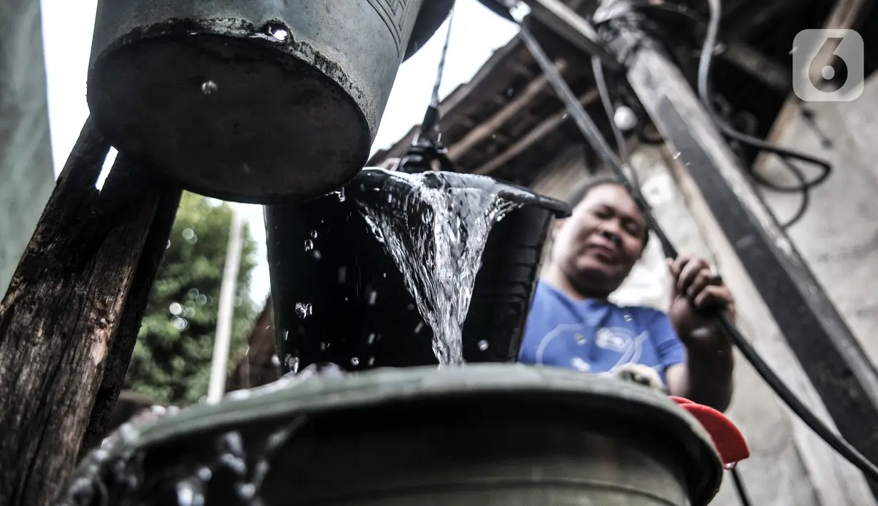 FOTO: Sumur Timba Masih Jadi Primadona Warga Pinggiran Ibu Kota - Foto ...