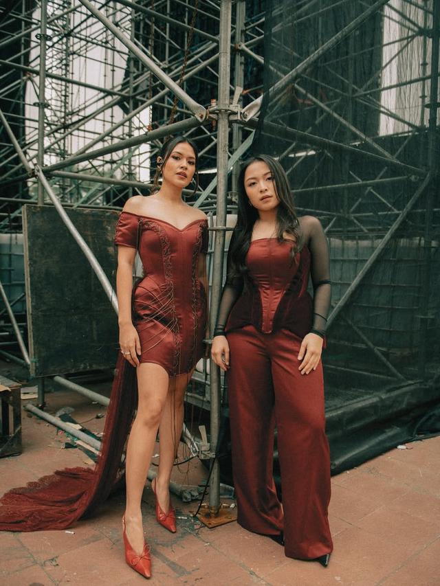 6 Pose Raisa di Belakang Panggung, Berbaju Kasual hingga Gaun Mewah ...