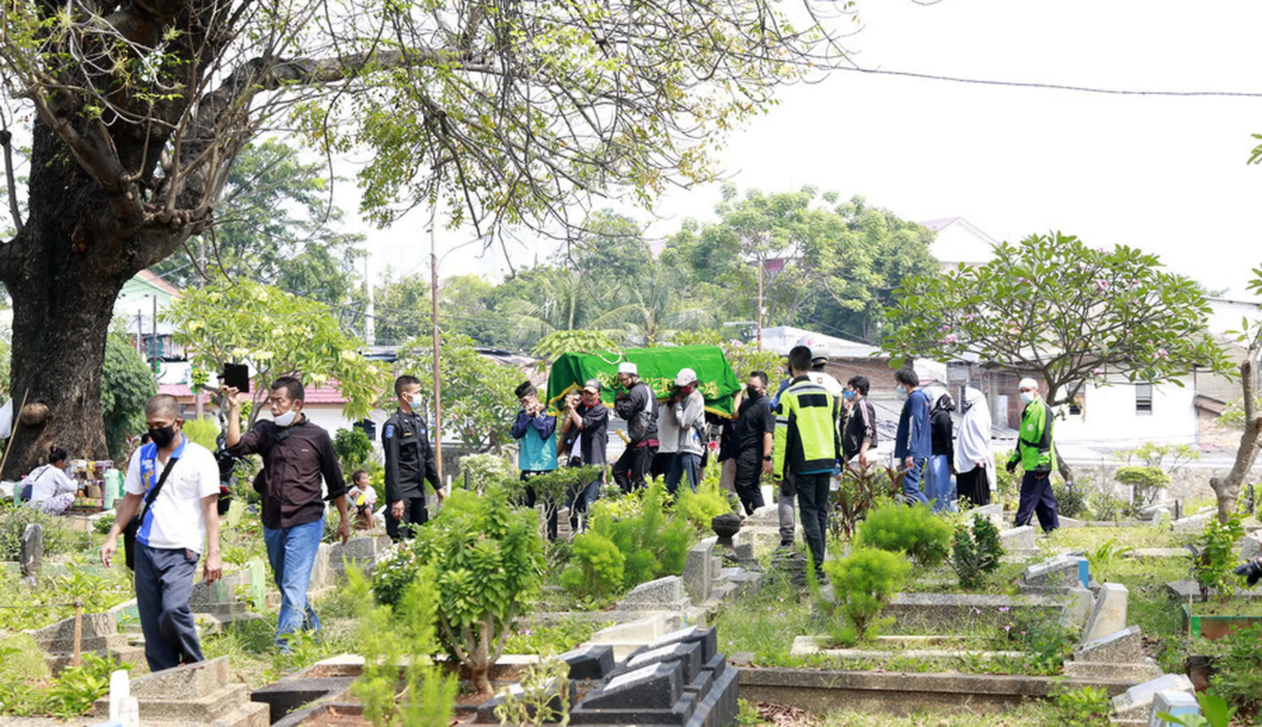 10 Potret Suasana Pemakaman Urip Arphan, Diwarnai Isak Tangis - Photo ...