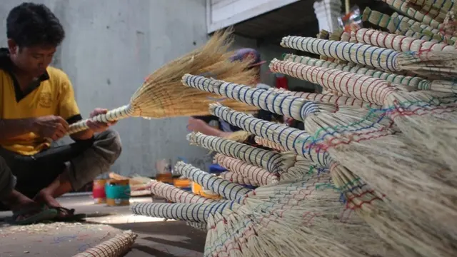 Ironi Sapu Tradisional, Ditinggalkan di Indonesia tapi Dicari di ...