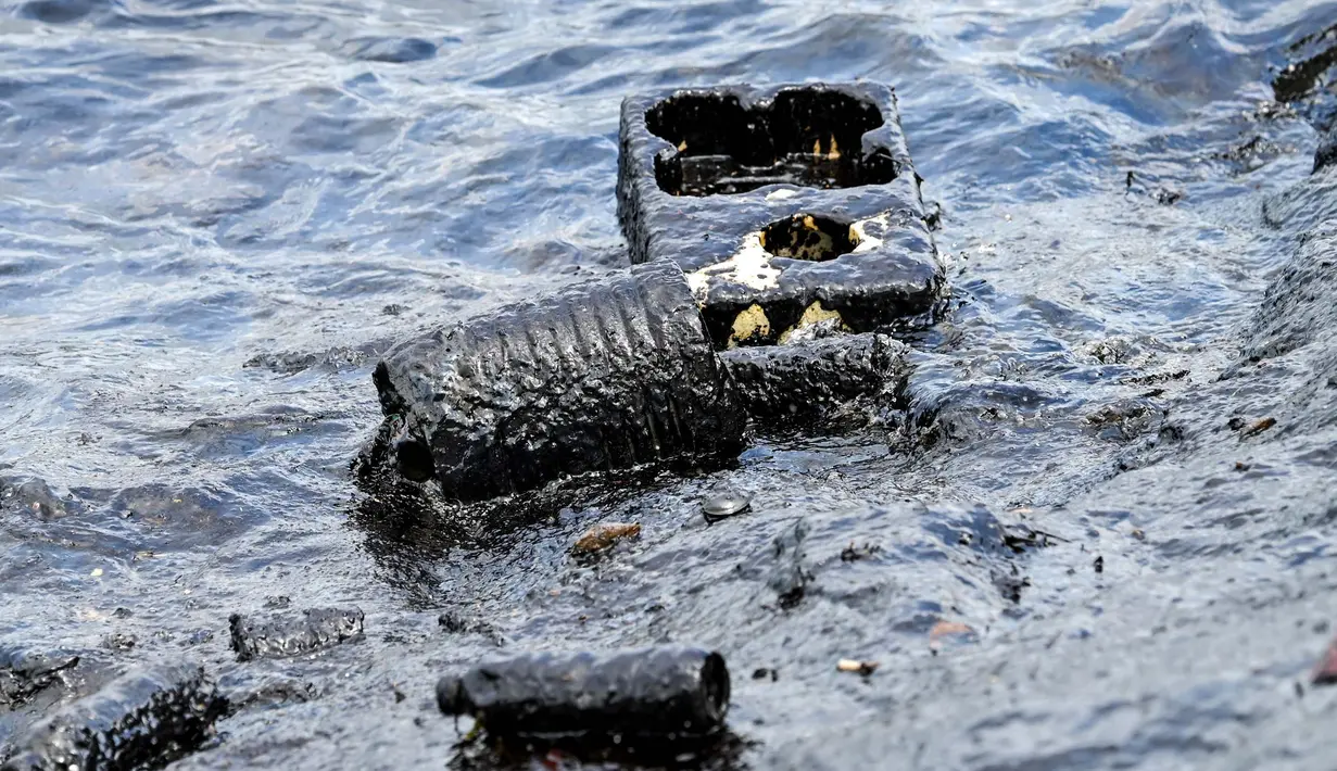 Upaya Keras Singapura Bersihkan Tumpahan Minyak - Foto Liputan6.com