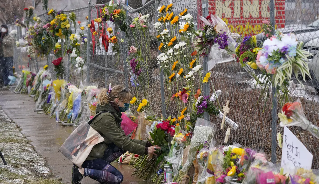 FOTO: Karangan Bunga untuk Korban Penembakan Massal di Colorado - Foto ...