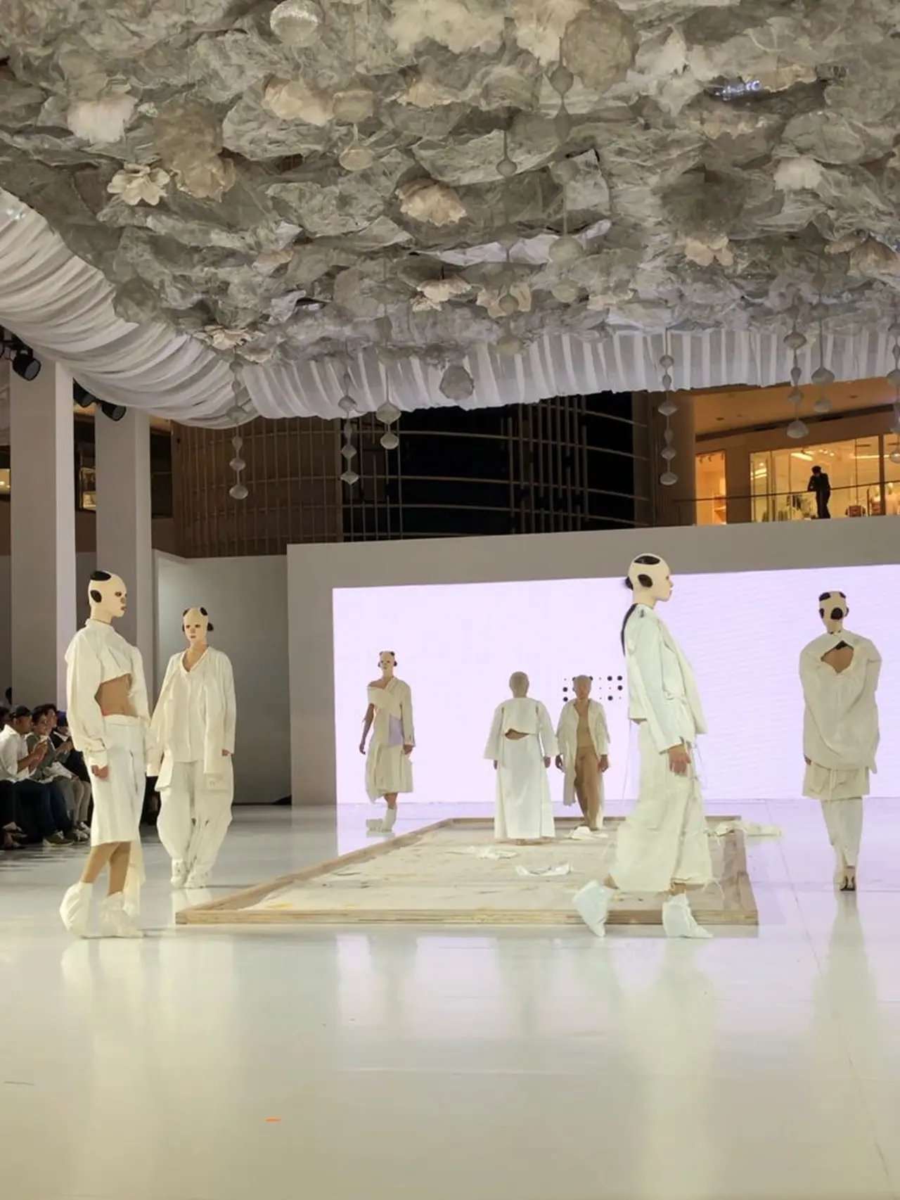 Untitled, Interpretasi Kebebasan Bereksplorasi antara TANGAN dan Anton ...