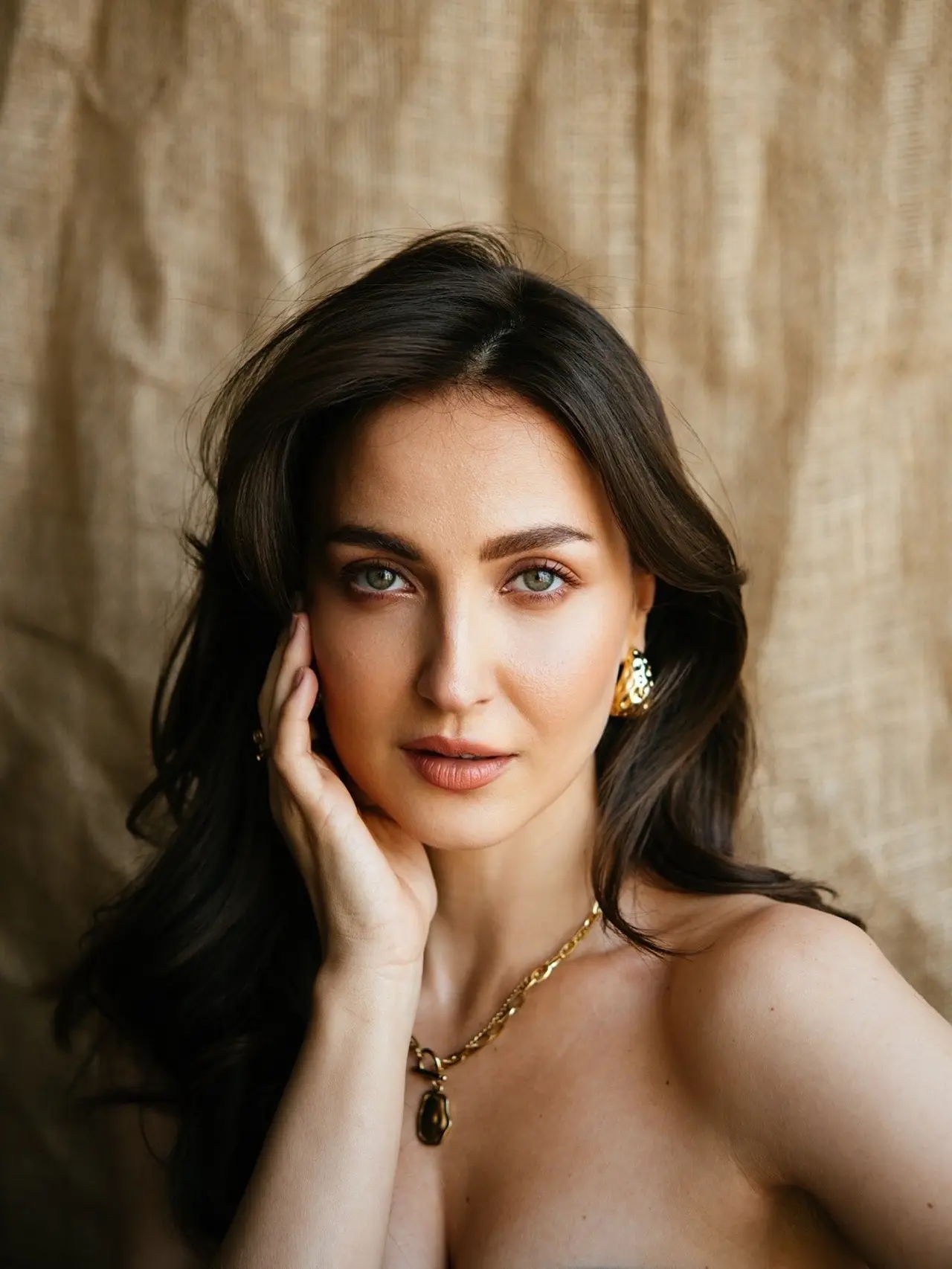 Elli Avram: Profile of the Beautiful Bollywood Actress - English ...