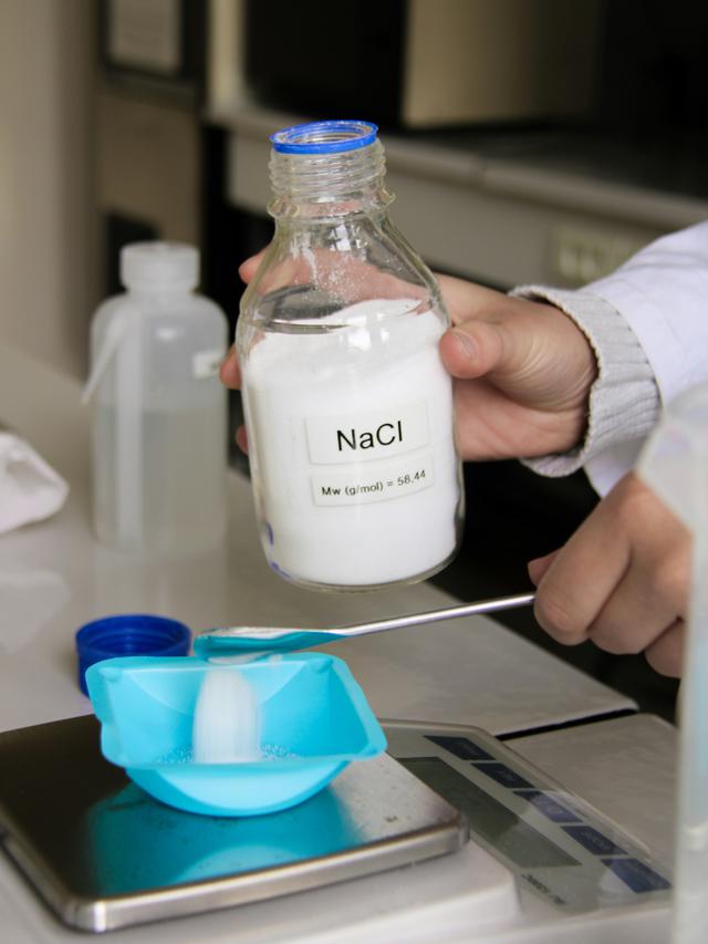 Keunggulan NaCl Dibanding Air Biasa untuk Membersihkan Luka Terbuka ...