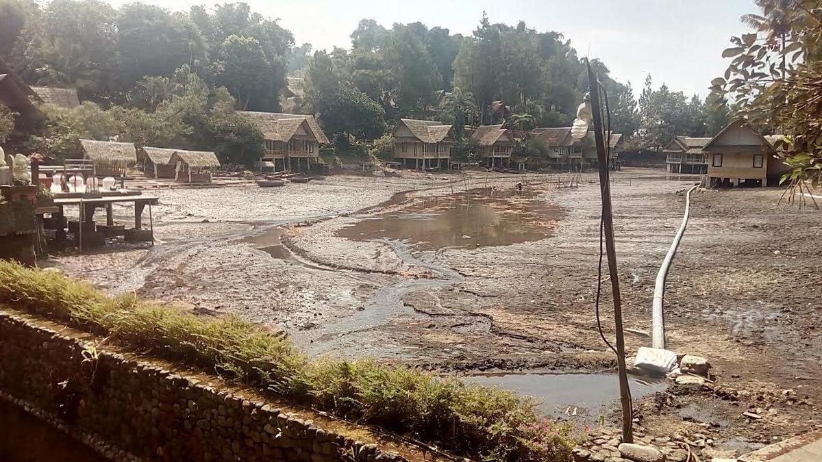 Bedah Balong, Tradisi Unik Warga Garut Sambut Ramadan - Regional ...