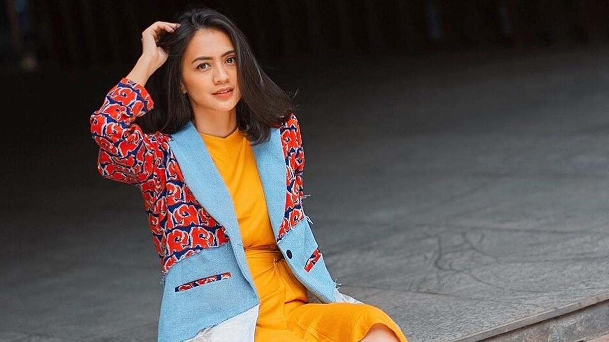 FOTO: Gaya Fashion Agla Artalidia saat Liburan, Simpel dan Memesona ...