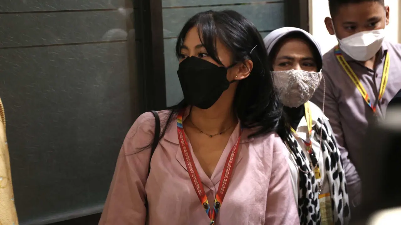 5 Potret Tyna Kanna Saat Menghadiri Sidang Gugatan Cerai Perdana dengan ...