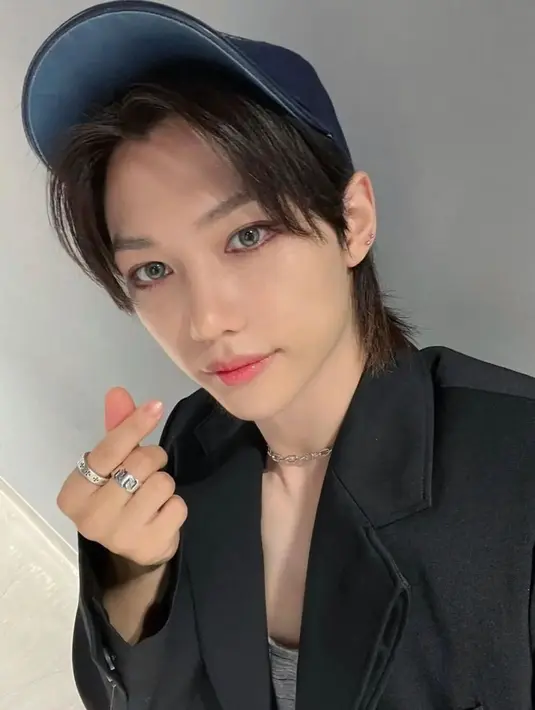 Potret Felix STRAY KIDS dengan Pose Finger Heart, Imut dan Menggemaskan ...