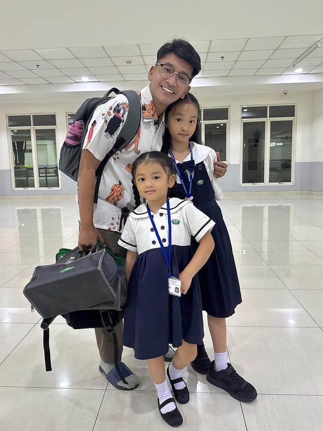 7 Potret Ruben Onsu Semangat Antar Thalia dan Thania Sekolah, Kasih ...
