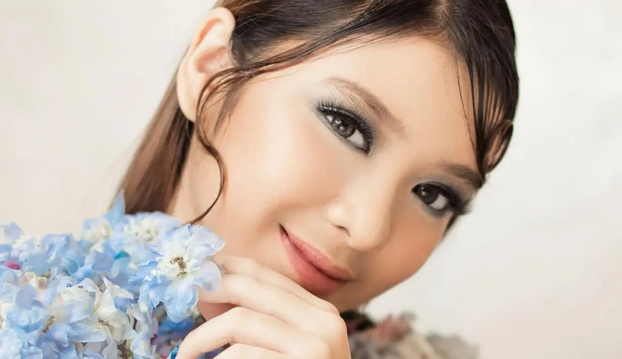 FOTO: Pesona Tiara Andini saat Pemotretan Bertabur Bunga - Foto ...