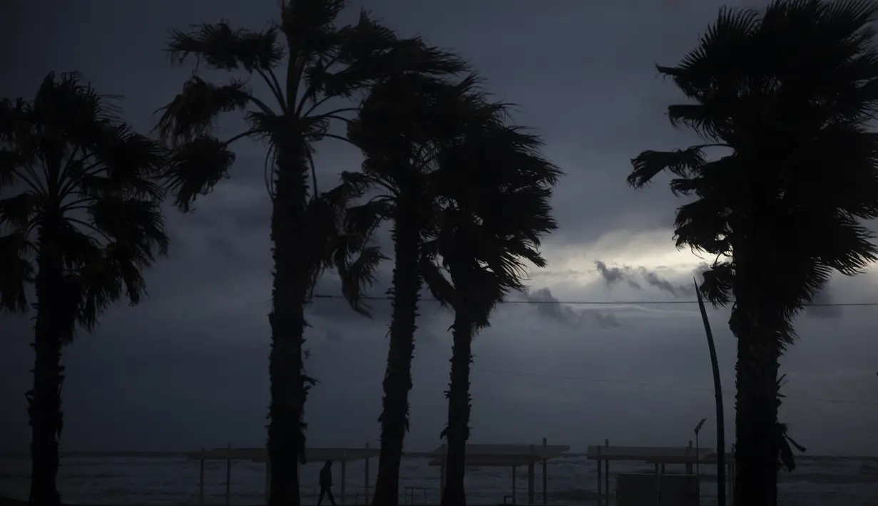 FOTO: Badai Musim Dingin Hantam Garis Pantai Israel - Foto Liputan6.com