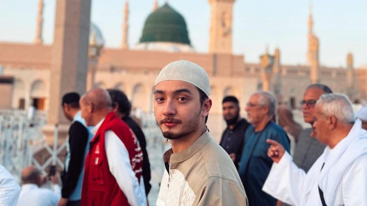 6 Potret Bryan Domani saat Umrah, Tampil Islami Bikin Adem - Photo ...