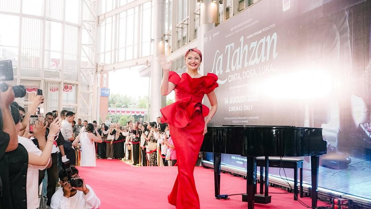 Pesona Lady in Red Marshanda di Gala Premiere La Tahzan, Pakai Gaun ...
