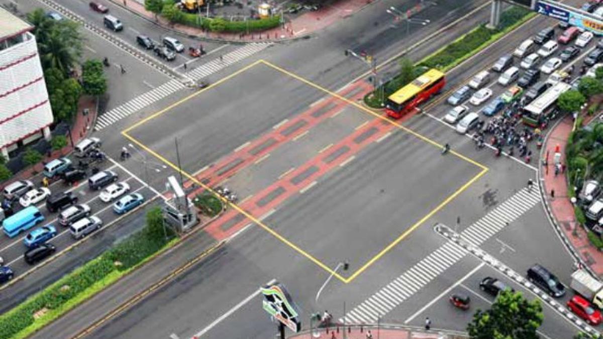 Mengenal Yellow Box Junction, Kotak Kuning di Persimpangan Jalan ...