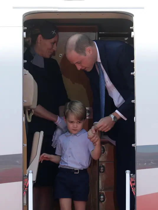Wajah Menggemaskan Pangeran George Saat Mengantuk Curi Perhatian - Foto ...