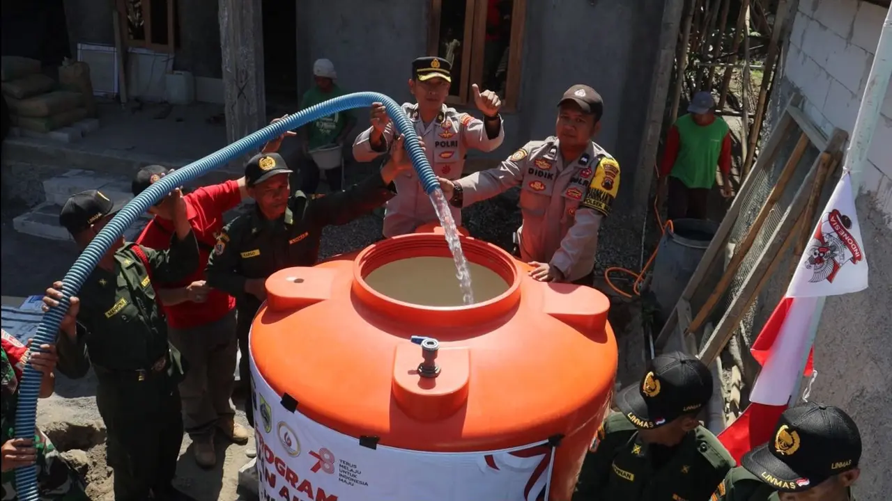 Kemarau Panjang 2023, Polres Pemalang Salurkan Bantuan Air Bersih ke Desa Beluk - Regional ...
