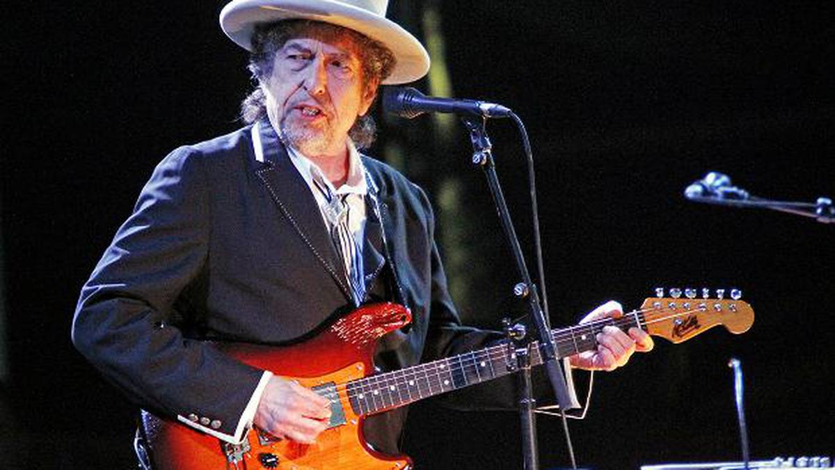 Raih Nobel, Bob Dylan Bangga Sejajar dengan Ernest Hemingway