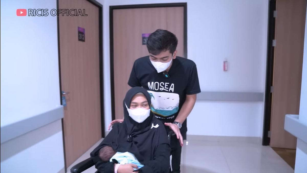 Potret Ria Ricis Bawa Baby R Tinggalkan Rumah Sakit
