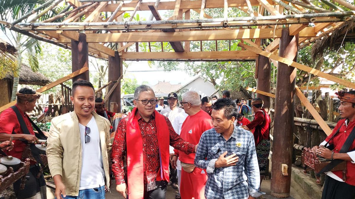 Kunjungi Desa Sade NTB, Hasto Dipakaikan Baju Adat - News Liputan6.com